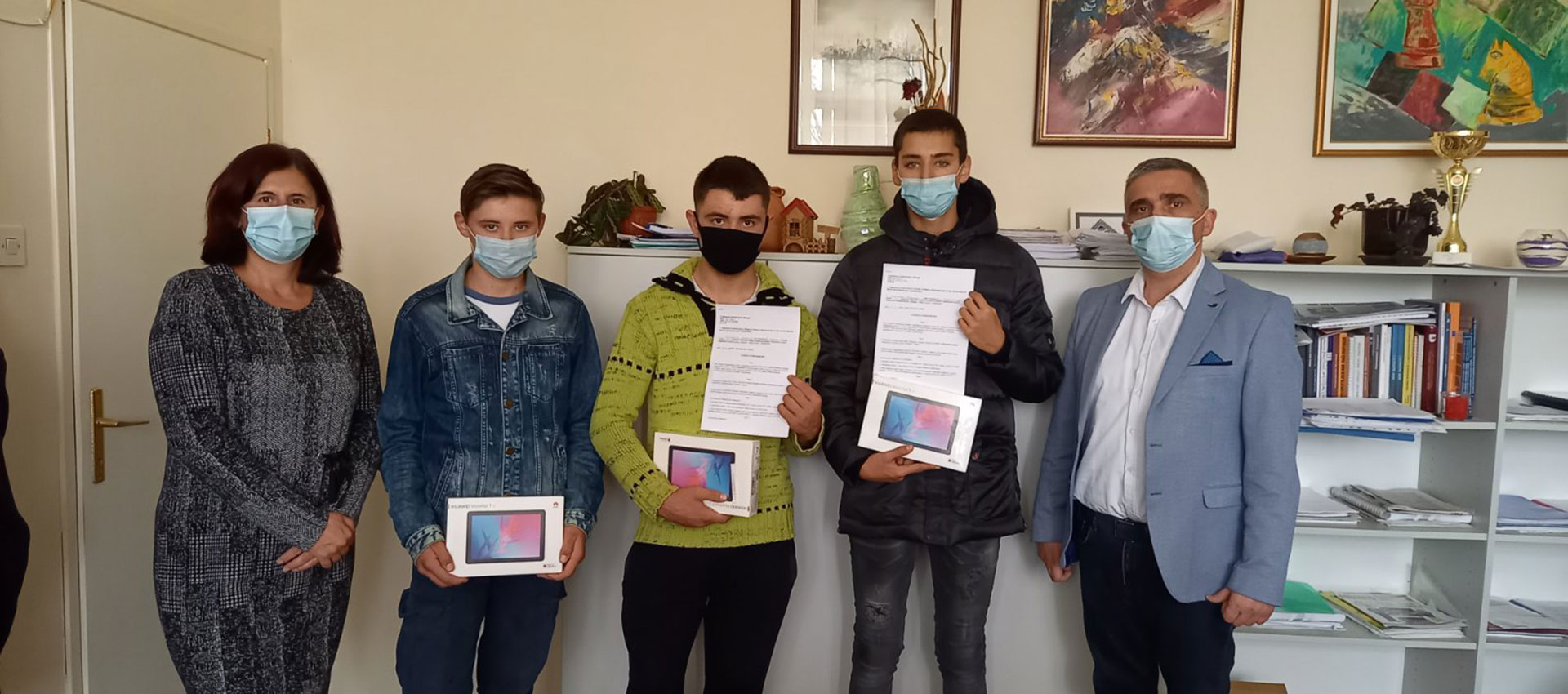 Урученe месечне стипендије и таблети ученицима ГТШ Неимар – ГТШ Неимар Ниш